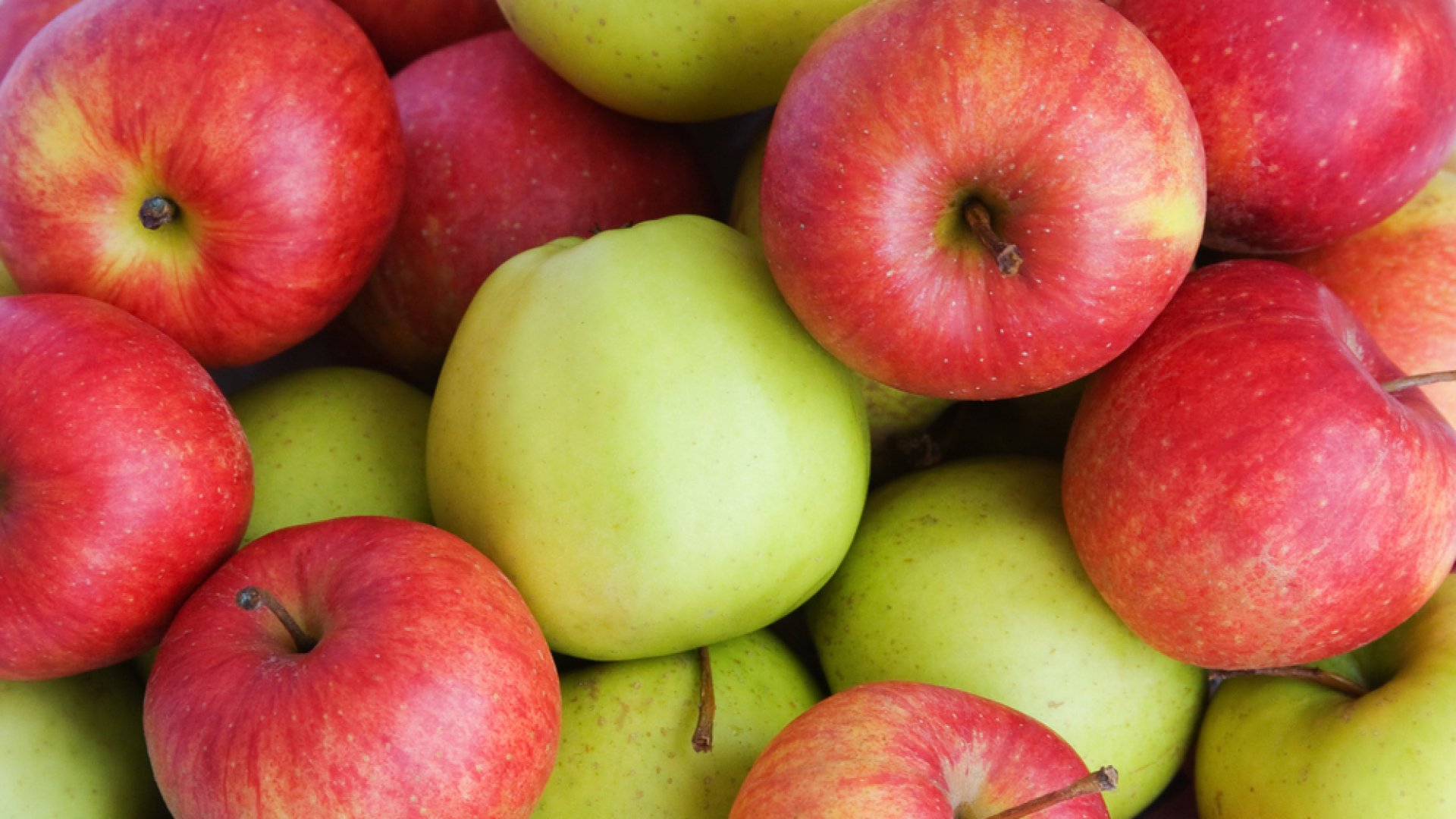 Zöld vagy piros alma: Melyik tartalmaz több vitamint, és miért?